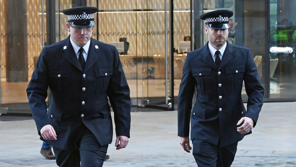 Jo Cox police given bravery medals for tackling killer - BBC News