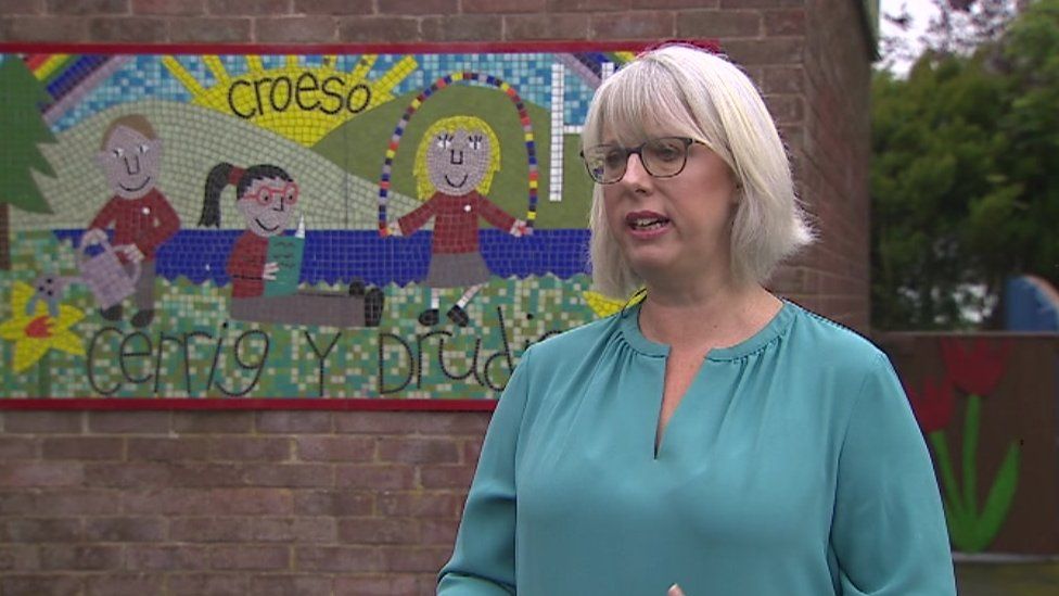 Ysgolion yn gorfod addasu wrth baratoi i ailagor - BBC Cymru Fyw