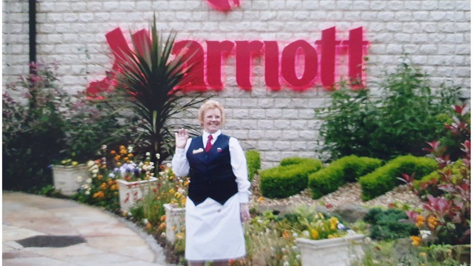 'Oldest waitress' Violet Garratty set to retire aged 92 - BBC News
