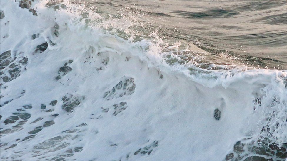 Scottish-built floating tidal turbine 'world's most powerful' - BBC News