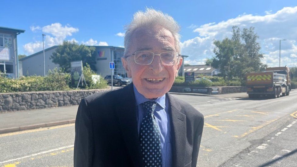 Alun Mummery: Teyrngedau i 'Mr Llanfairpwll' fu farw yn 80 - BBC Cymru Fyw