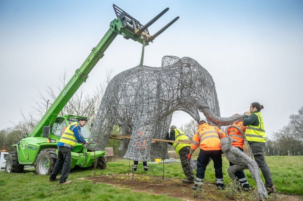 Rosie the Elephant returned to Kidlington roundabout - BBC News