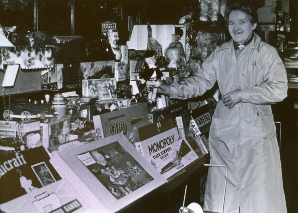 Hawick's 'forgotten shops' celebrated in new exhibition - BBC News