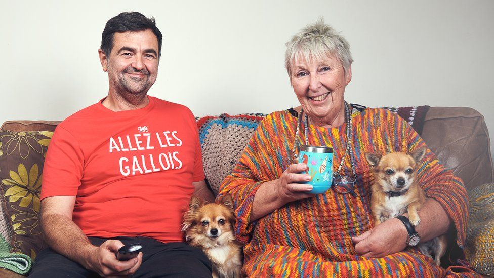 Gogglebocs Cymru: Pwy sydd ar y soffa? - BBC Cymru Fyw