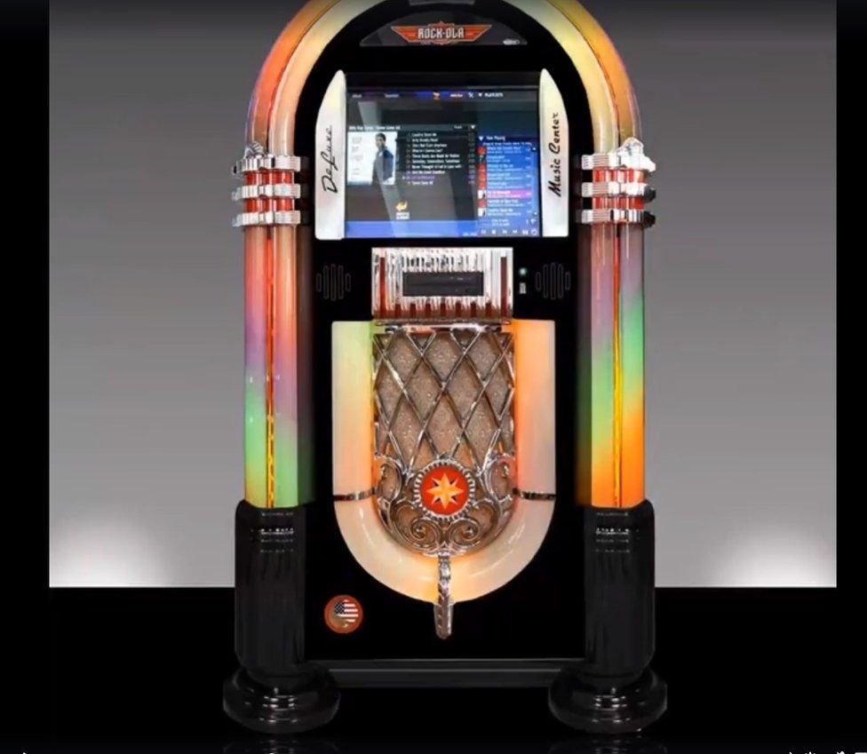 Beatles jukebox and gaming machines stolen in Weybridge - BBC News