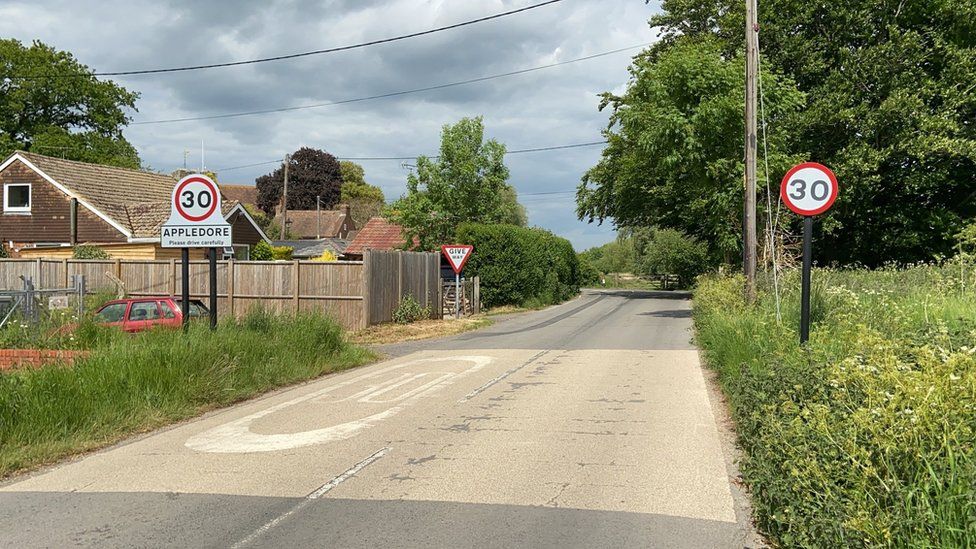 Appledore: Death of man found in road 'not suspicious' - BBC News