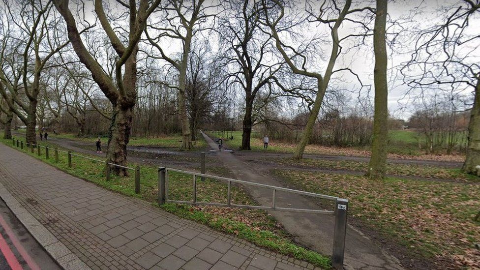 Clapham Common rape: Police looking for two men - BBC News
