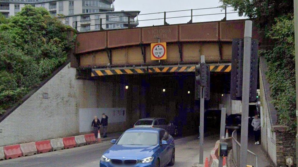 Woking: Victoria Arch bridge widening scheme advised to close - BBC News