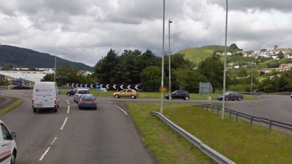 Pedestrian dies in A4119 Llantrisant crash - BBC News