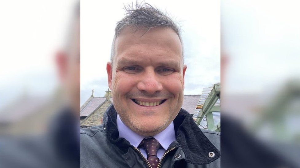 Abergele: Newid enw Cymraeg tafarn yn 'ddilornus a diangen' - BBC Cymru Fyw