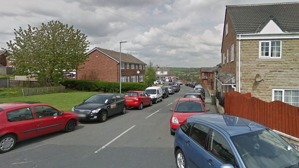 Batley murder: Three more men questioned by police - BBC News