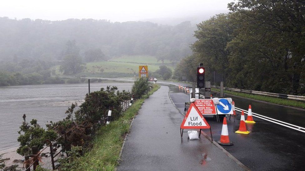Wales flooding: Historic hotel suffers after heavy rain - BBC News