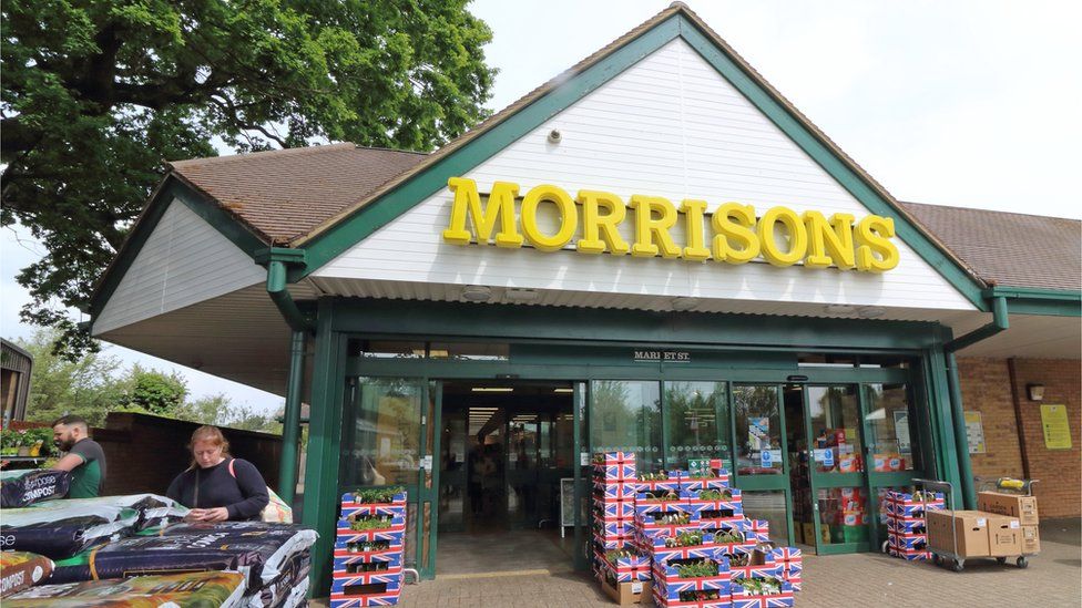 Morrisons Reigate worker threatened by armed gang - BBC News