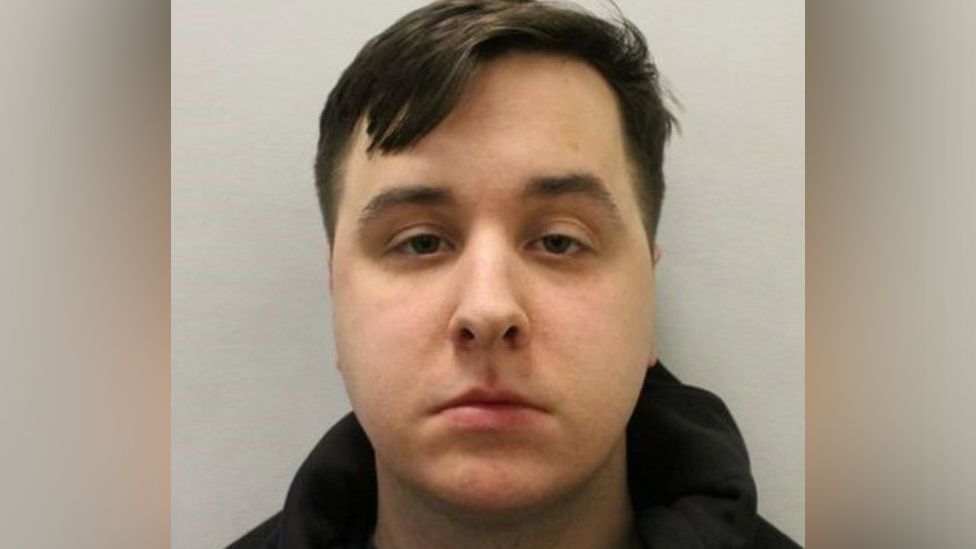 Ex-Metropolitan Police officer jailed for raping woman - BBC News