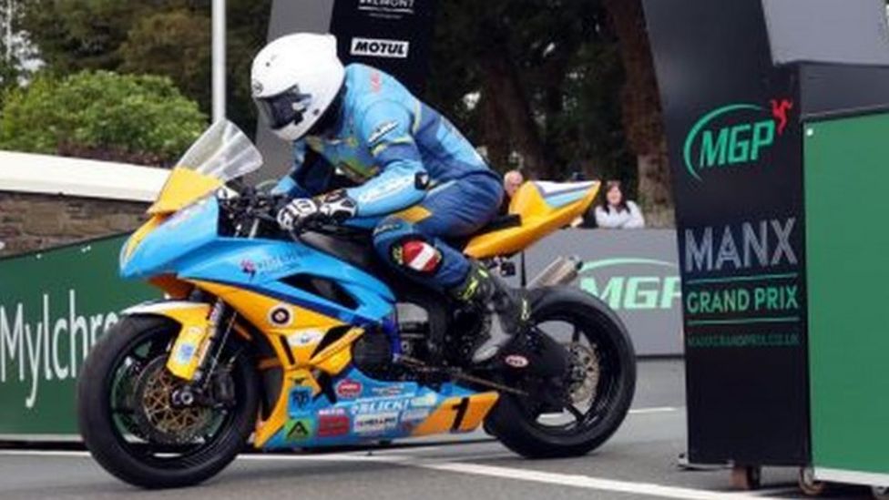 Manx Grand Prix: Rob Hodson battles to Classic Superbike victory - BBC ...