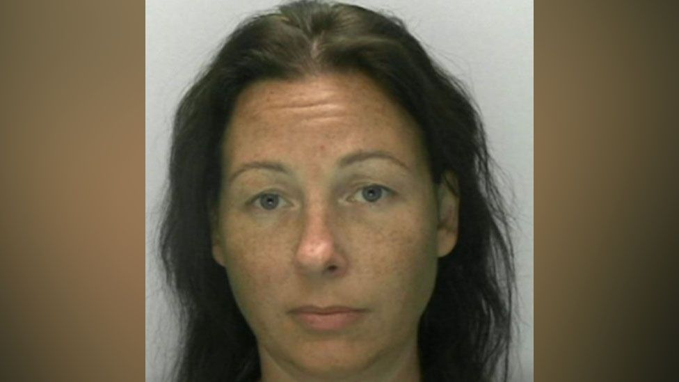 Bogus travel agent Lyne Barlow jailed for £2.6m holidays scam - BBC News