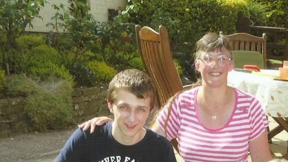 Trump suspect Michael Sandford allowed to meet mother - BBC News