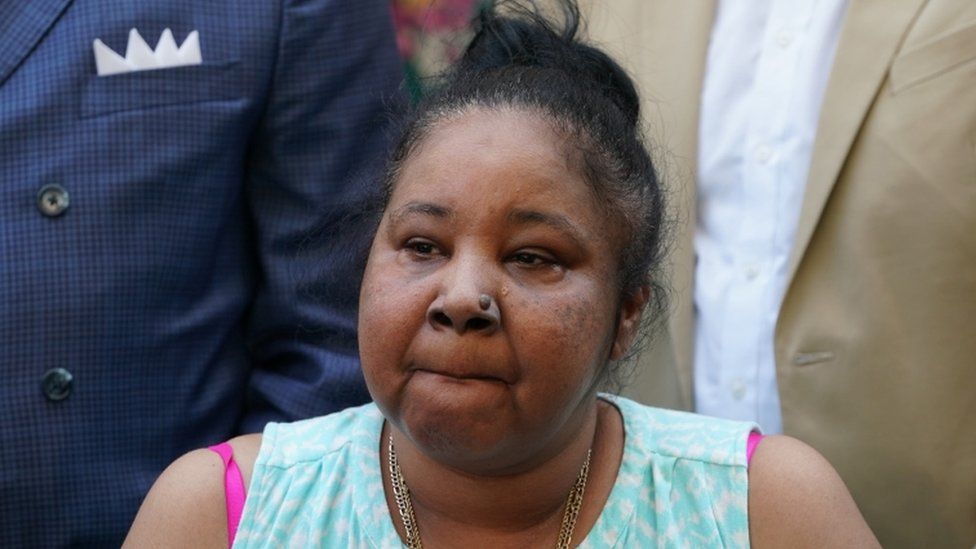 Eric Garner: Chokehold cop 'should be fired', says US judge - BBC News