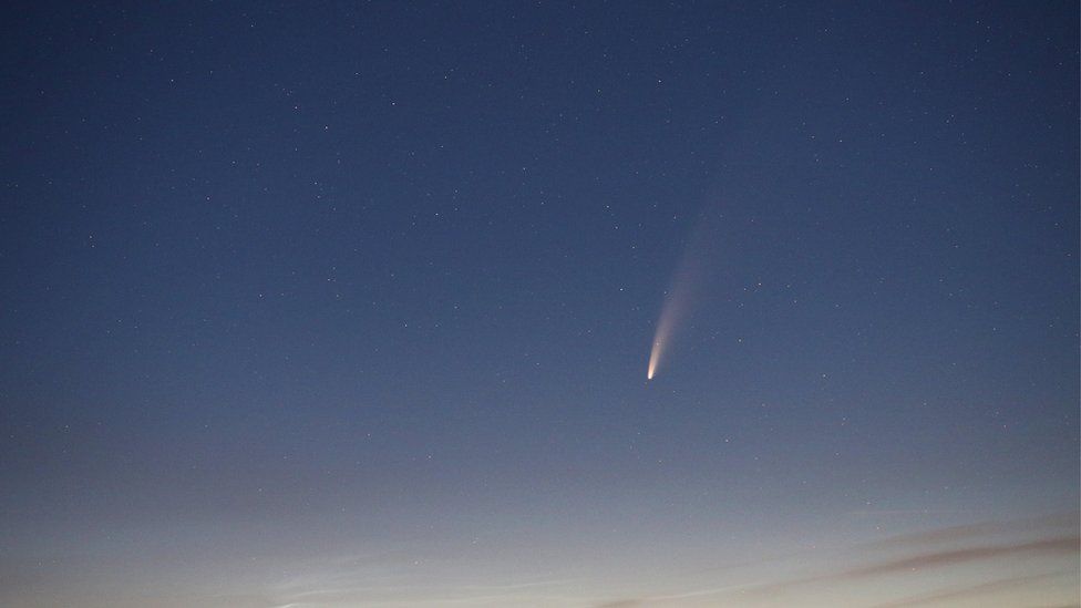 Comet Neowise streaks across UK skies - BBC Weather