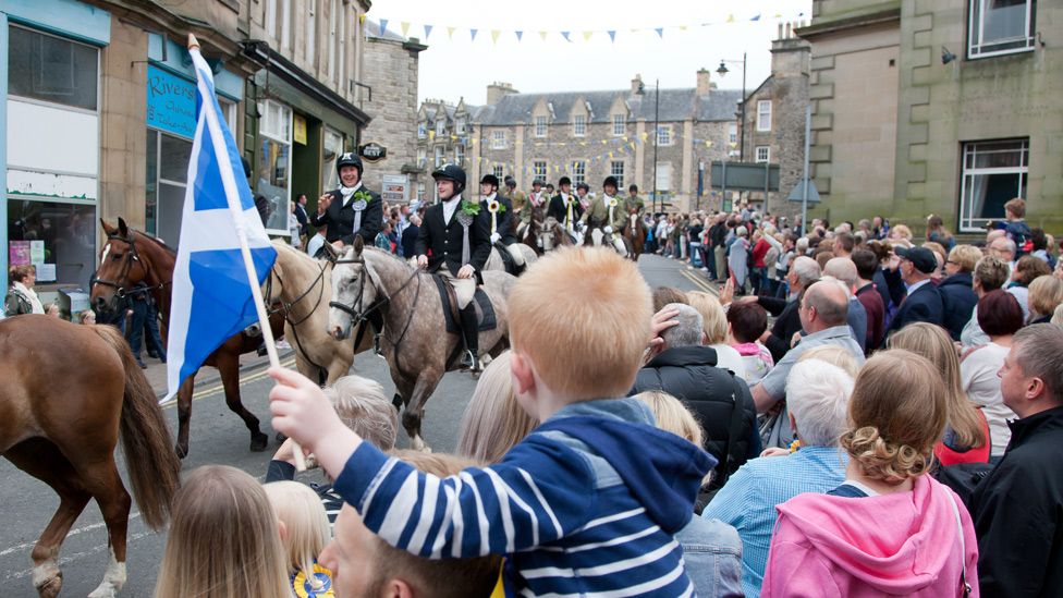 Hawick kicks off Common Riding season - BBC News