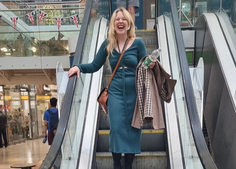 Her i greu dillad... yn lle eu prynu - BBC Cymru Fyw