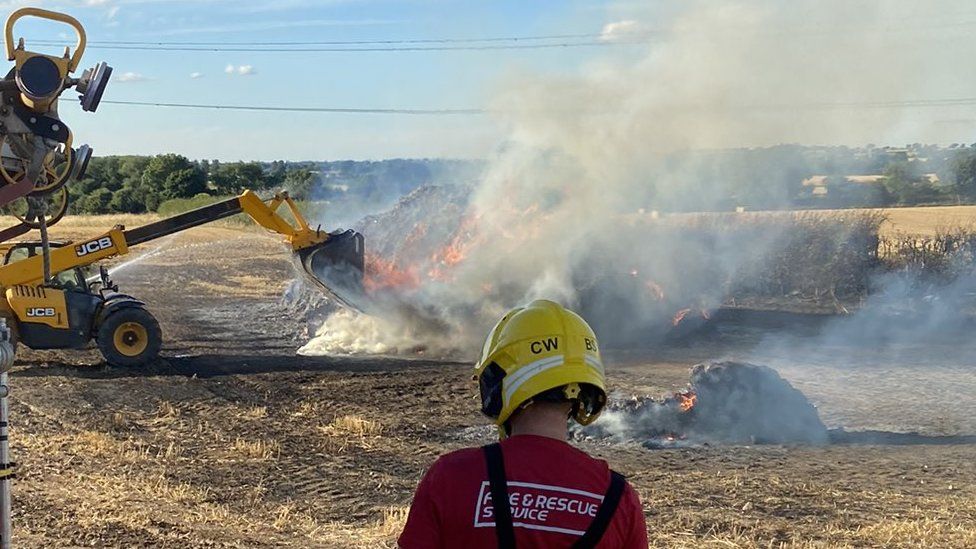 Baschurch fire destroys 60 acres of straw and hedgerows - BBC News