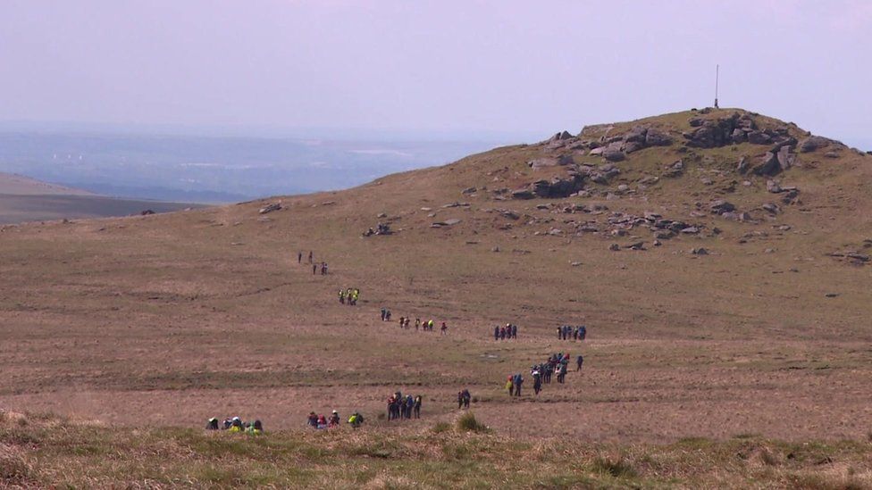Ten Tors challenge ends in Dartmoor sunshine - BBC News