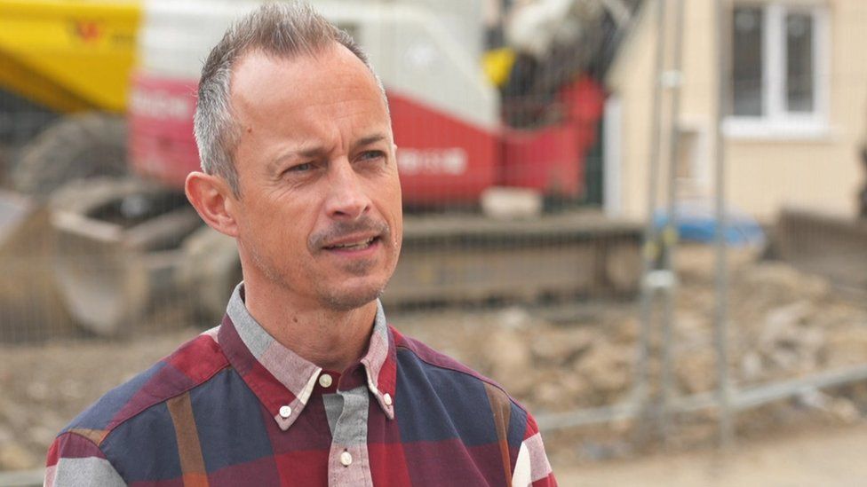 Wythnos waith pedwar diwrnod i 'newid bywydau'? - BBC Cymru Fyw