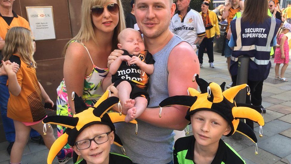 Wolverhampton Wanderers bus tour for League Champions - BBC News