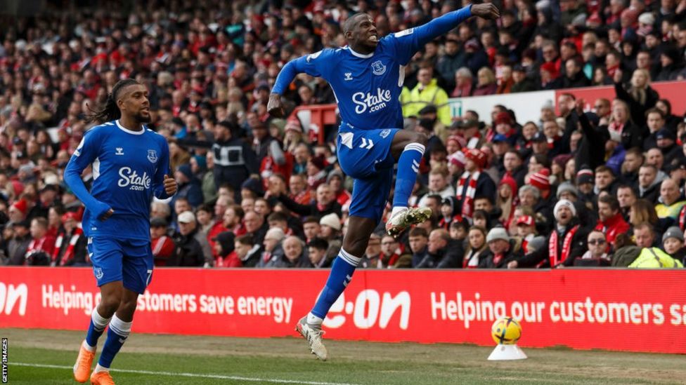 Abdoulaye Doucoure: Everton trigger one-year contract extension - BBC Sport