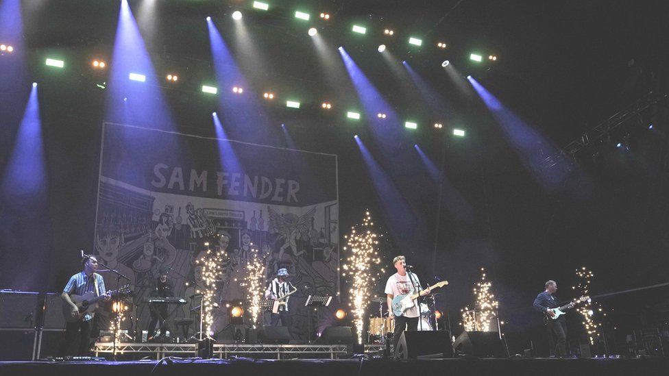 Sam Fender kicks off Gosforth Park socially-distanced gigs - BBC News