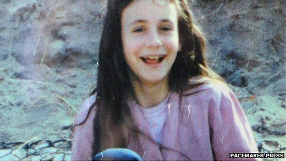 Belfast: Families mark 25 years since Shankill bomb - BBC News