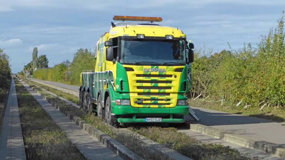 Guided busway closed after bus crashed into Longstanton field - BBC News