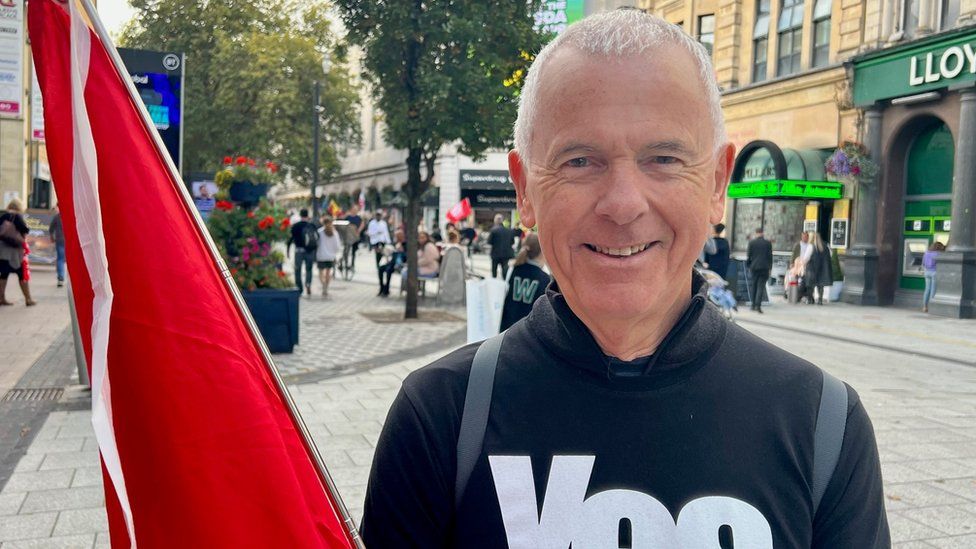 Miloedd yn gorymdeithio dros Gymru annibynnol yng Nghaerdydd - BBC ...