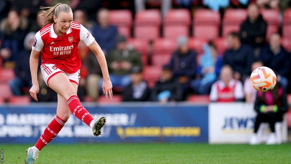 Arsenal: Frida Maanum signs new contract - BBC Sport