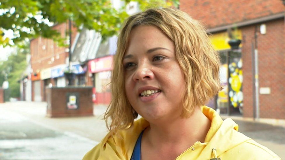 Woman befriends attacker who hit her over the head with a bottle - BBC News