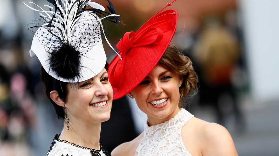 Thousands flock to Grand National's Ladies Day at Aintree - BBC News