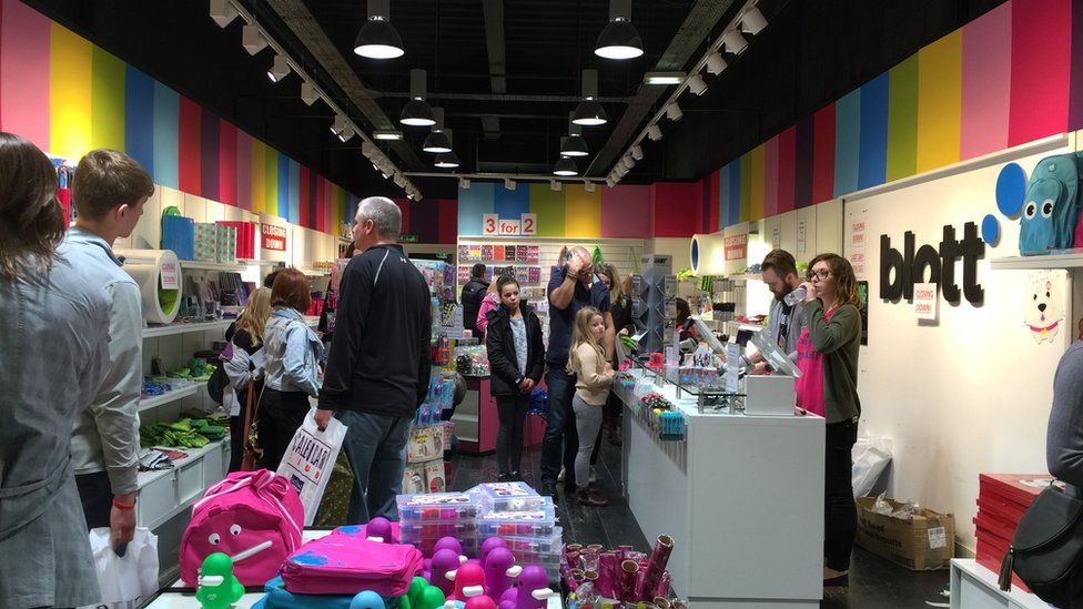 Closing down Norwich shop urges customers to be 'nice' - BBC News