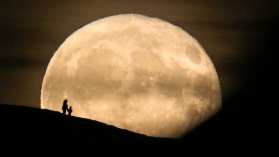 In pictures: Strawberry Moon rises over the south - BBC News