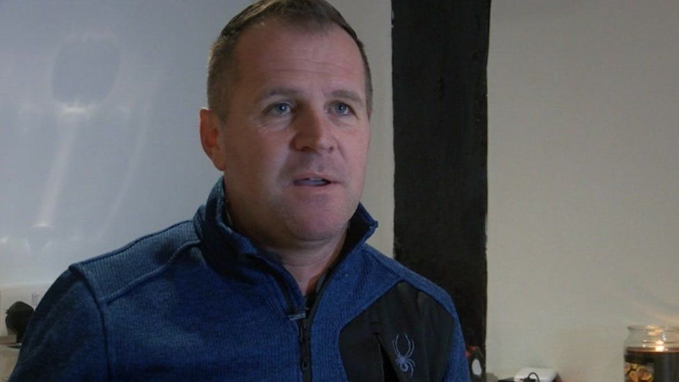 Maidstone man, 50, in 40-minute heart attack ambulance wait - BBC News