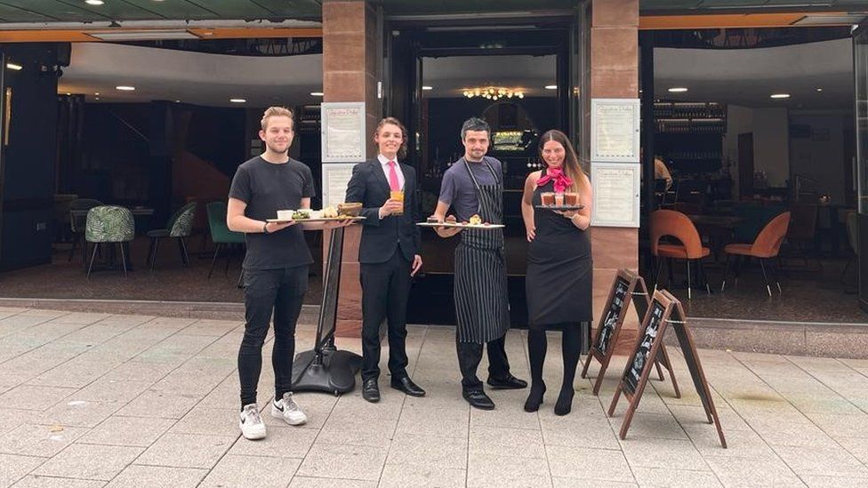 Free prom offer to Coventry pupils to help with costs - BBC News