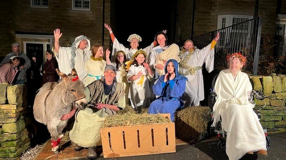 Stannington: Nativity event held days after gas restored - BBC News