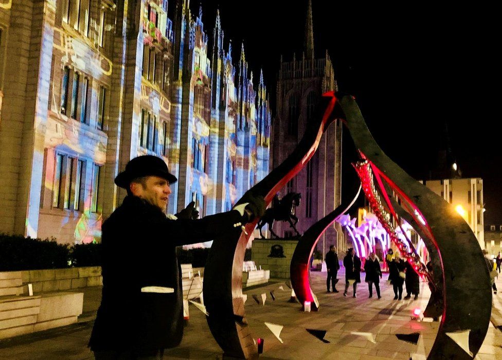 Light entertainment: Spectra festival illuminates Aberdeen - BBC News