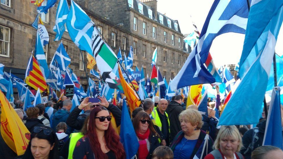 Thousands march in Edinburgh for Scottish independence - BBC News