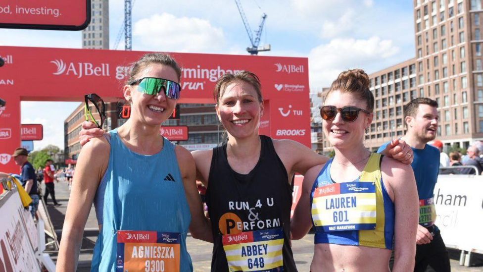 Great Birmingham Run: Thousands line the streets - BBC News