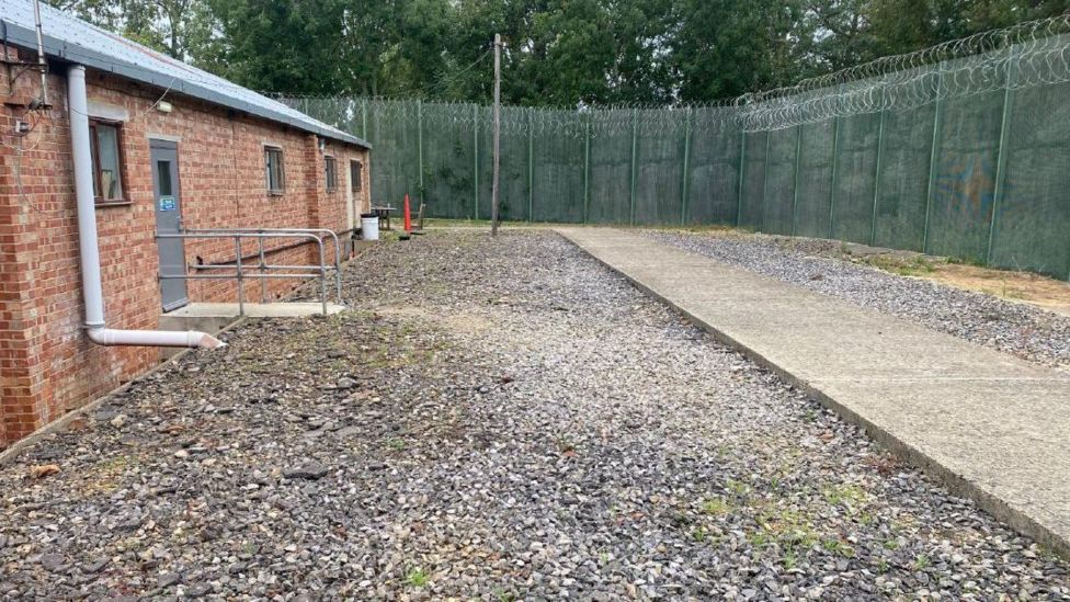 Kidlington's Campsfield House redevelopment plans sparks concern - BBC News