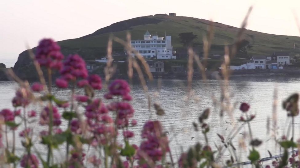 Bigbury sewage discharge warning for sea bathers - BBC News