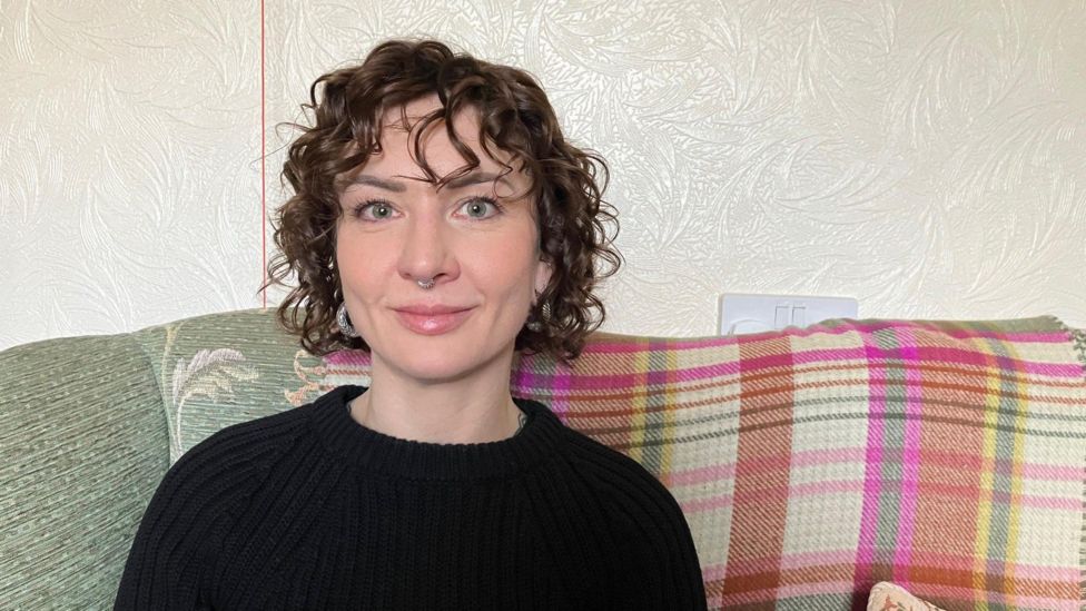 Birmingham nan, 98, plans tattoo tribute in memory of grandson - BBC News