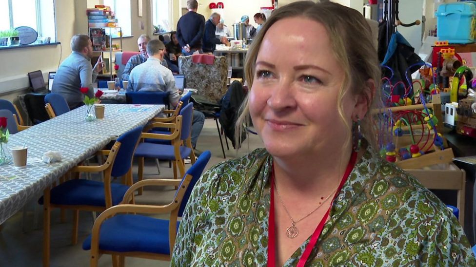 'Argyfwng gwirfoddolwyr i helpu pobl gyda'u costau byw' - BBC Cymru Fyw