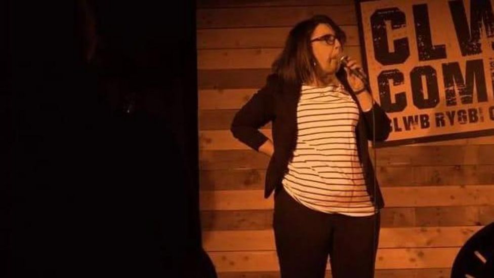 Pum munud gyda Tess Price - BBC Cymru Fyw